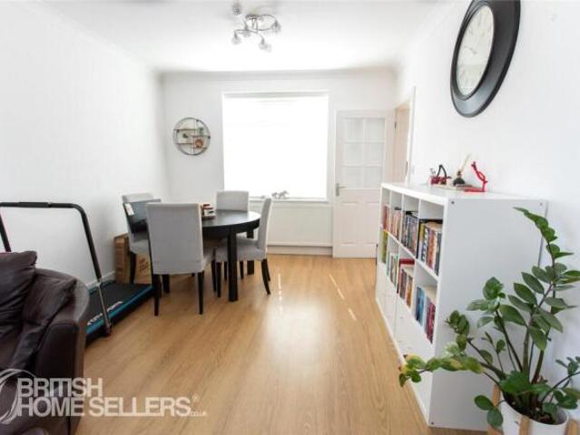 4 bedroom semi detached house for sale in Fox Road, Slough, Berkshire, SL3