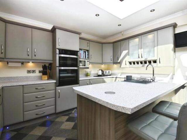 4 bedroom semi detached house for sale in Gillshill Road, Hull, HU8