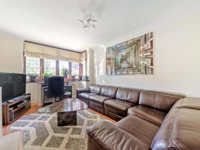 4 bedroom semi detached house for sale in Gleeson Drive, Orpington, BR6