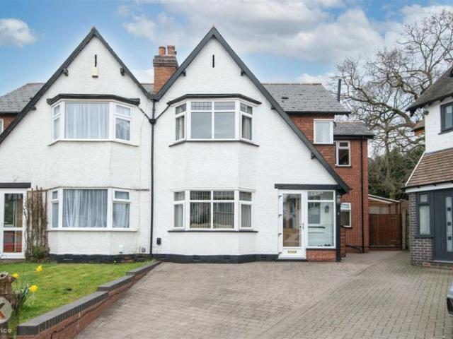 4 bedroom semi detached house for sale in Green Avenue, Hall G.