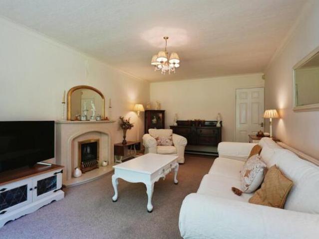 4 bedroom semi detached house for sale in Greenacres Avenue, Halifax, HX3