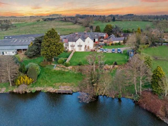 4 bedroom semi detached house for sale in Gunstone, Wolverhamp.