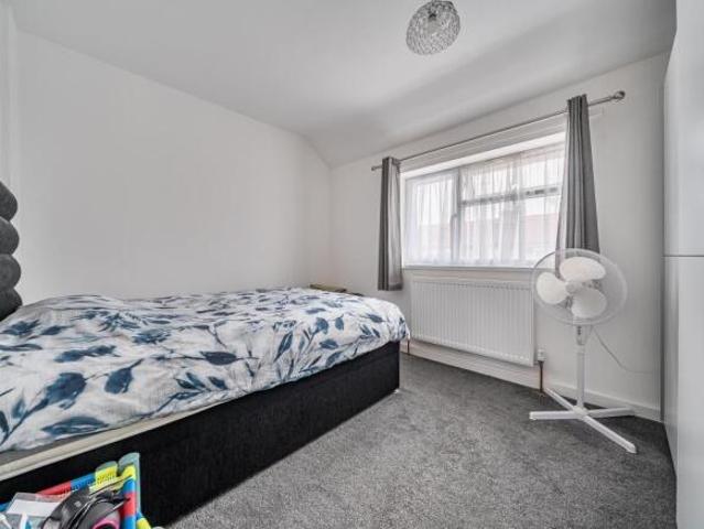 4 bedroom semi detached house for sale in Hatton Avenue, Slough, SL2