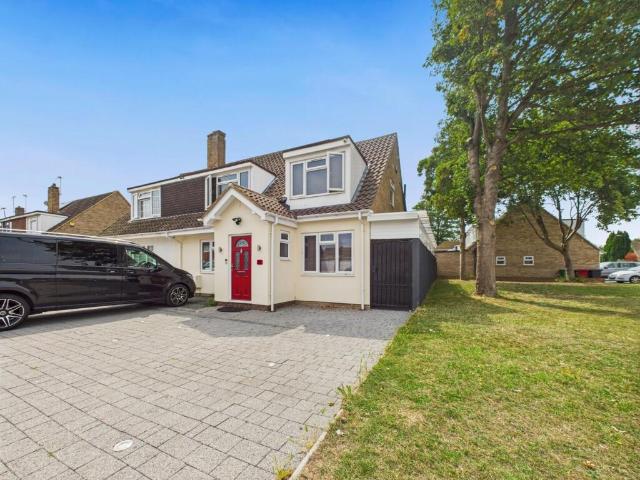 4 bedroom semi detached house for sale in Hinksey Close, Langley, Berkshire, SL3
