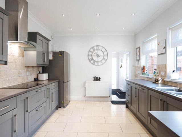 4 bedroom semi detached house for sale in Holderness Road, Hull, HU9