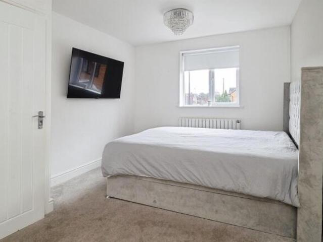 4 bedroom semi detached house for sale in Howdale Road, Hull, HU8