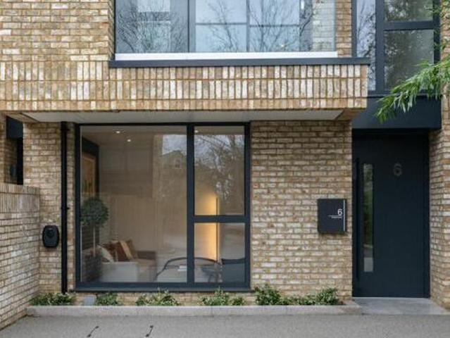 4 Bedroom Semi detached House For Sale In London