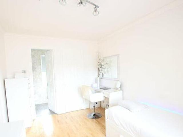 4 Bedroom Semi detached House For Sale In London