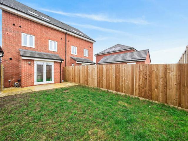 4 bedroom semi detached house for sale in Llewelyn Road, Swindon, SN25