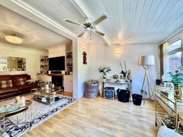 4 bedroom semi detached house for sale in Ludlow Avenue, Luton, LU1