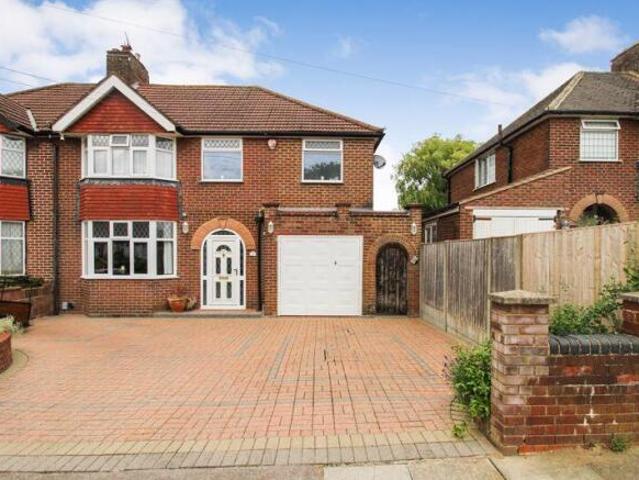 4 bedroom semi detached house for sale in Lynwood Avenue, Luton, LU2