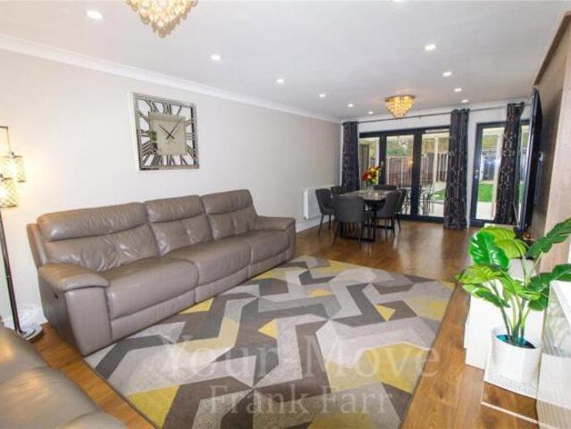 4 bedroom semi detached house for sale in Lynwood Avenue, Slough, Berkshire, SL3