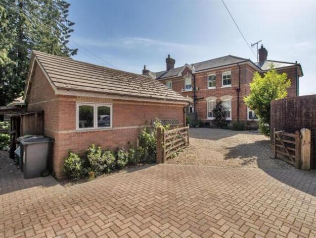 4 bedroom semi detached house for sale in Maidstone Road, Hadlow, TN11