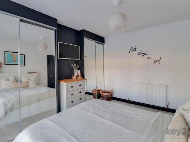 4 bedroom semi detached house for sale in Meadow Head, Sheffield, S8