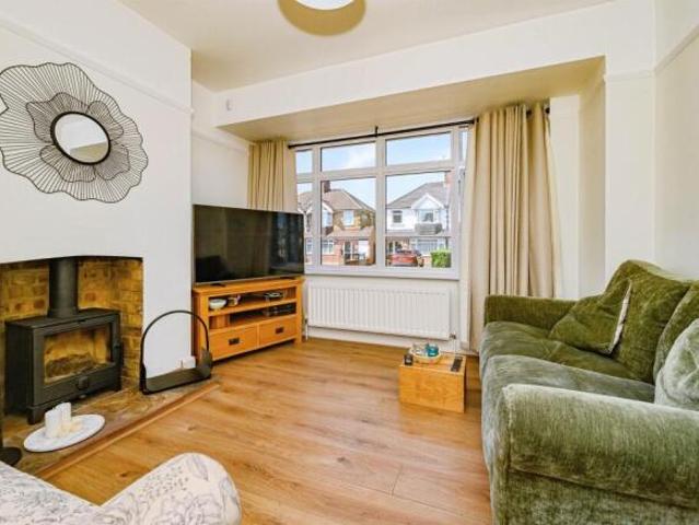 4 bedroom semi detached house for sale in Meadow Road, WATFORD, WD25