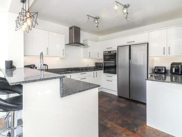 4 bedroom semi detached house for sale in Meadow Road, Watford, WD25