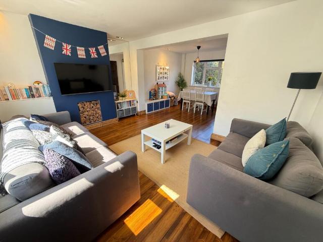 4 bedroom semi detached house for sale in Meadow Way, Caddington, LU1