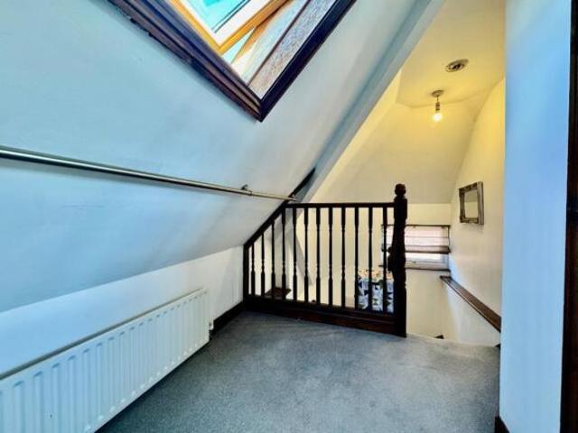 4 bedroom semi detached house for sale in Meadow Way, Caddington, LU1