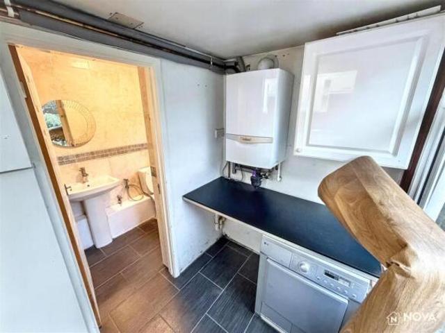4 bedroom semi detached house for sale in Montrose Avenue, Luton, LU3