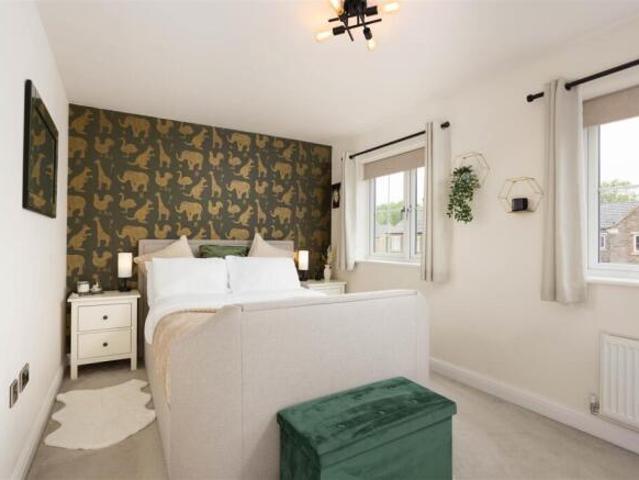 4 bedroom semi detached house for sale in Naylor Avenue, Yeadon, Leeds, LS19