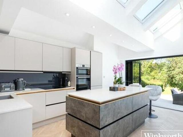4 Bedroom Semi detached House For Sale In North Finchley, London