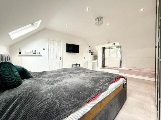 4 bedroom semi detached house for sale in Old Bedford Road, Luton, LU2
