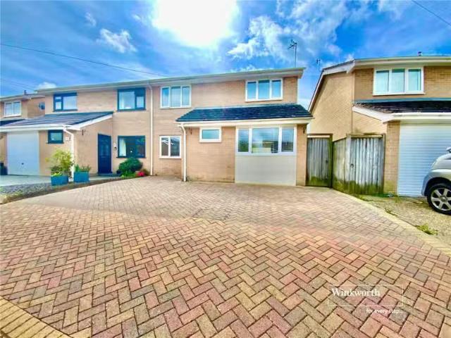 4 bedroom semi detached house for sale in Pear Tree Close, Bra.