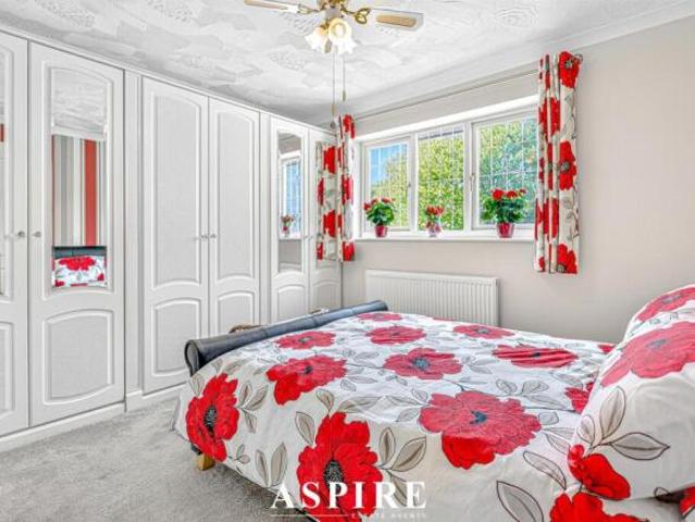 4 bedroom semi detached house for sale in Video Tour * Quiet cul de sac location* Brocksparkwood, Brentwood, CM13