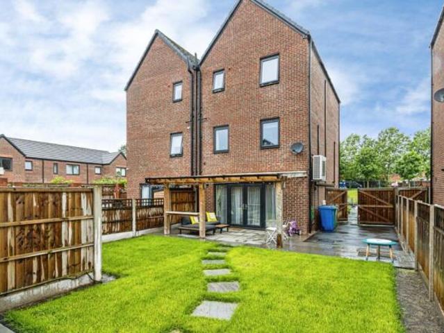 4 bedroom semi detached house for sale in Redcliffe Drive, Manchester, M4