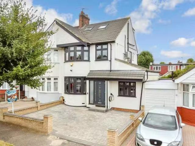 4 bedroom semi detached house for sale in Russell Road, Chingf.