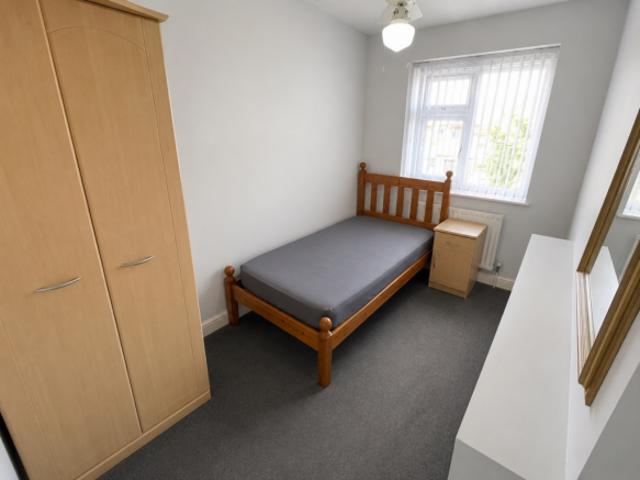 4 bedroom semi detached house for sale in St. Martins Avenue, Luton, Bedfordshire, LU2 7LQ, LU2