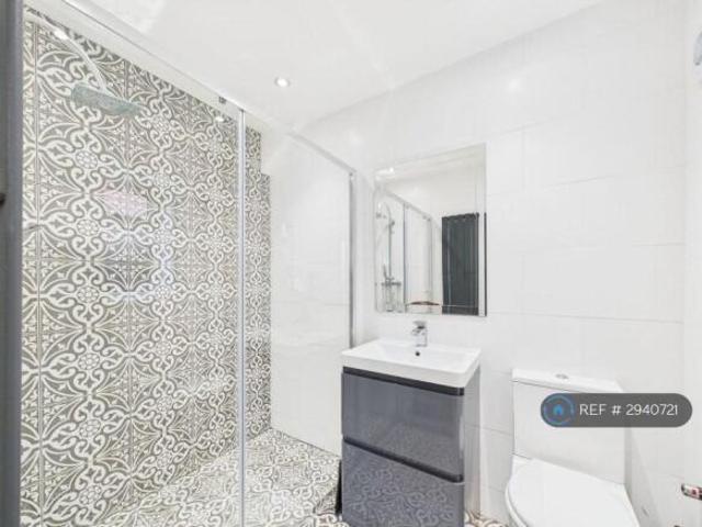 4 bedroom semi detached house for rent in Tamarisk Avenue, Reading, RG2