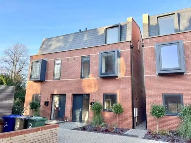 4 bedroom semi detached house for rent in The Curve, Welholme.