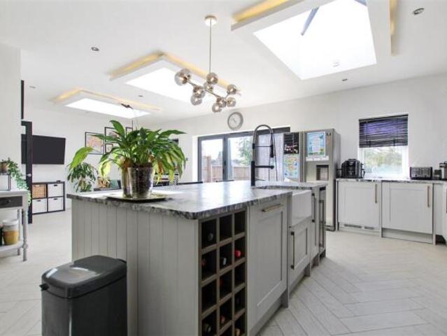 4 bedroom semi detached house for rent in The Drive, Bexley, DA5