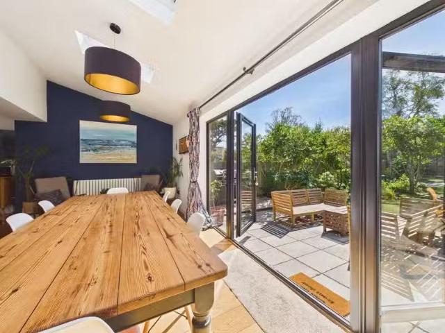 4 bedroom semi detached house for rent in The Drive, Shoreham.