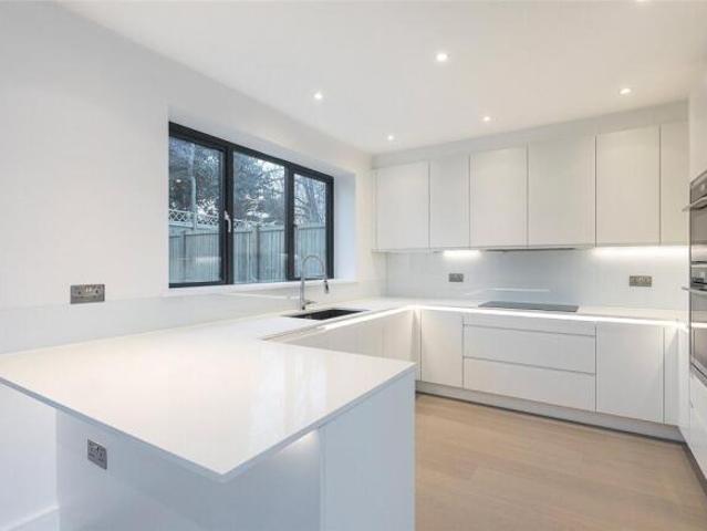 4 bedroom semi detached house for rent in Treebank Gardens, Hanwell, Ealing, W7