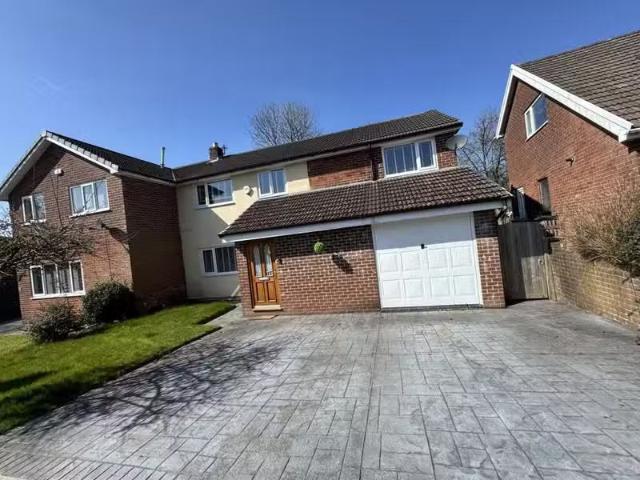 4 bedroom semi detached house for rent in Upper Mead, Bromley.
