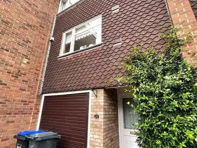 4 bedroom semi detached house for rent in Vernon Close, Leamin.