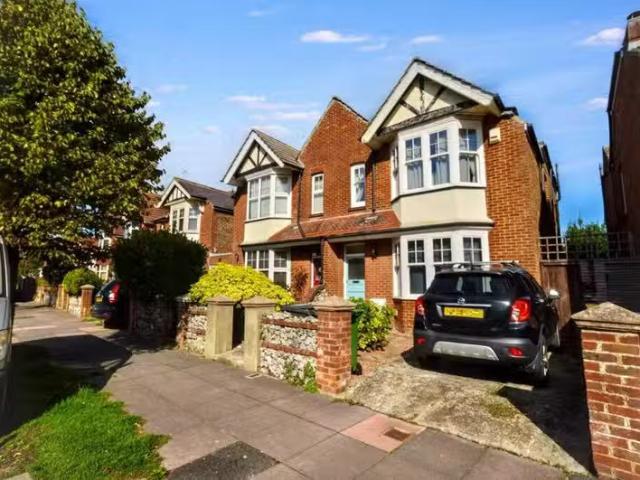 4 bedroom semi detached house for rent in Victoria Drive, East.