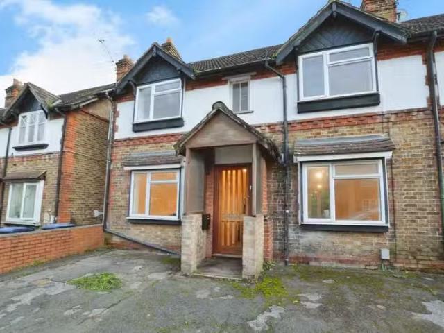 4 bedroom semi detached house for rent in Walton Road, Woking.
