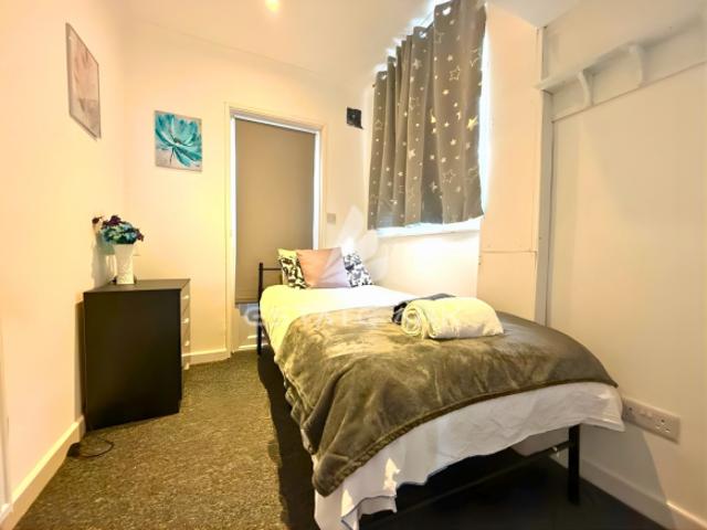 4 bedroom semi detached house for rent in Warland Road, London, SE18