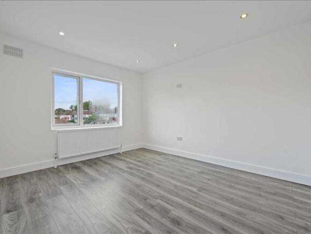 4 bedroom semi detached house for rent in Watson Avenue, Cheam, SM3