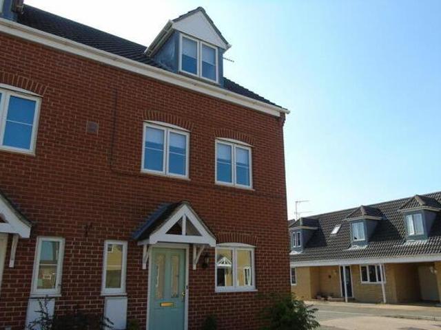 4 Bedroom Semi detached House For Rent In West Lynn
