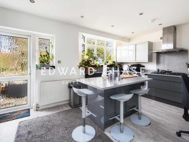 4 bedroom semi detached house for rent in Westview Drive, Woodford Green, IG8