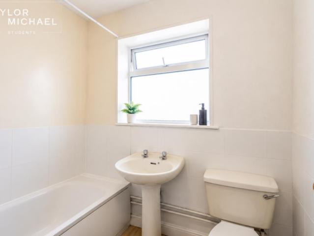 4 bedroom semi detached house for rent in Widdicombe Way, Brighton, BN2