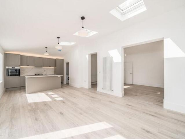 4 bedroom semi detached house for rent in Woodgrange Avenue, Finchley, N12