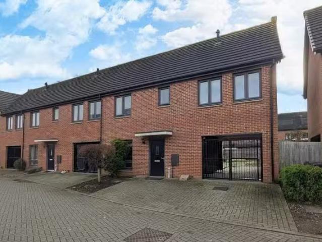 4 bedroom semi detached house for rent in Woking, Surrey, GU22