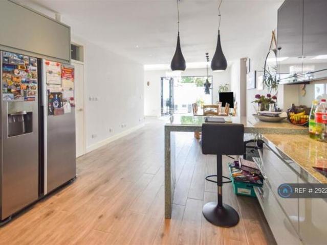 4 bedroom semi detached house for rent in Abbotsbury Road, Morden, SM4
