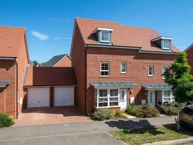 4 bedroom semi detached house for rent in Admiral Avenue, Heme.