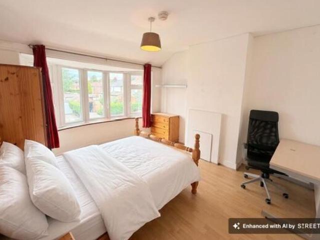 4 bedroom semi detached house for rent in Alan Road, Manchester, M20